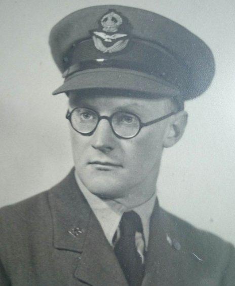 Tributes to WW2 veteran killed in Southborough crash - BBC News