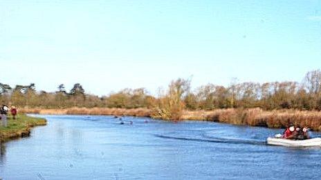 Swimmers brave River Thames for annual swim in Gloucestershire - BBC News