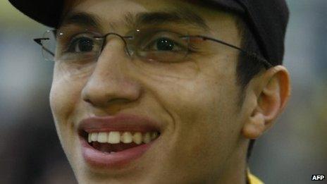 'Israel strike' kills Hezbollah men in Syria's Golan Heights - BBC News