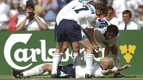 Euro 96 photo exhibition on show at National Football Museum - BBC News