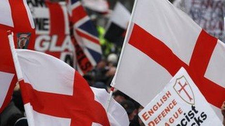 Hundreds in Manchester for EDL demonstration and counter-protest - BBC News