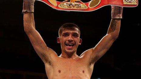 Lee Selby's world title boxing win bus tour in Barry - BBC News