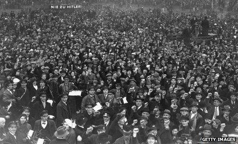 Breivik: What's behind clenched-fist salutes? - BBC News