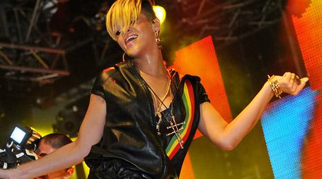 Rihanna angry as S&M song is given new title - BBC News