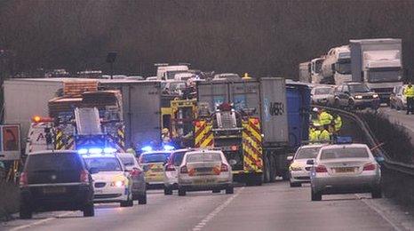 Crash closes A483 Wrexham bypass - BBC News