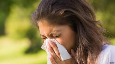 Por que algumas pessoas espirram ao olhar para a luz? - BBC News Brasil