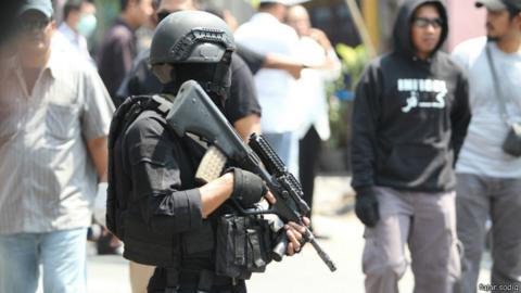 Densus 88 temukan bom rakitan dan bendera ISIS di Solo - BBC News Indonesia