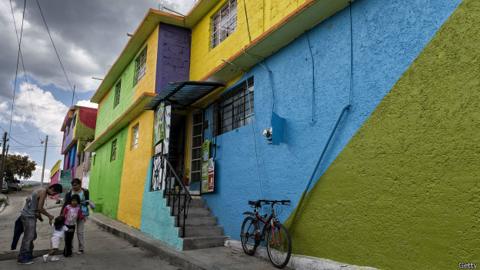 Palmitas, el barrio mexicano que combate la violencia con colores - BBC ...