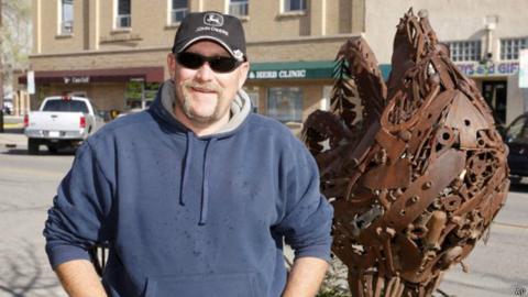 A história do frango Mike, que viveu mais de 1 ano sem cabeça - BBC ...