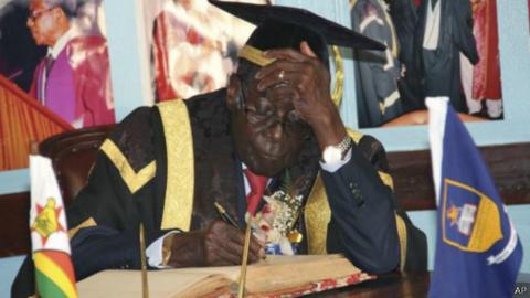 Kofia ya Mugabe yamponza afisa wa chuo - BBC News Swahili