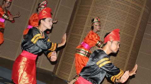 Pencak Silat dan ekspresi rindu kampung dalam Tari Rantak - BBC News ...