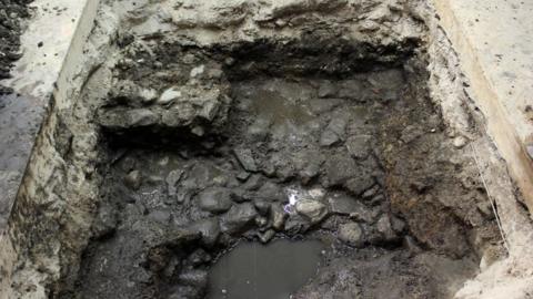 Suspected Roman ford unearthed near Evesham during waterworks - BBC News