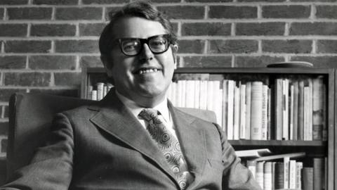 Historian Lord Asa Briggs dies, aged 94 - BBC News