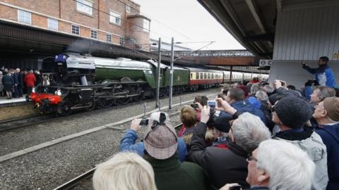 Thousands celebrate Flying Scotsman's return to Scotland - BBC News