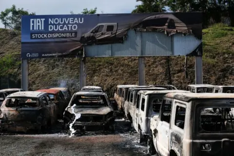 New Caledonia: Two dead as riots escalate after French vote