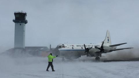 Greenland Ice Sheet: 'More than 50 hidden lakes' detected - BBC News