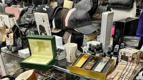Police free 30 shoppers from Manchester fake goods store lock-in - BBC News