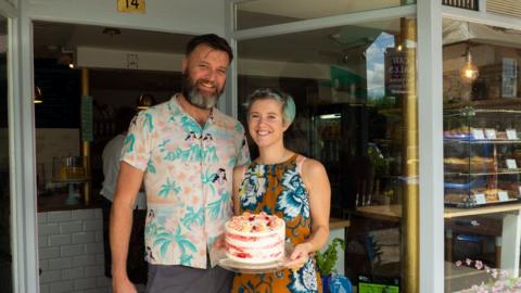 Coronavirus: Testing problems leaving families in limbo - BBC News