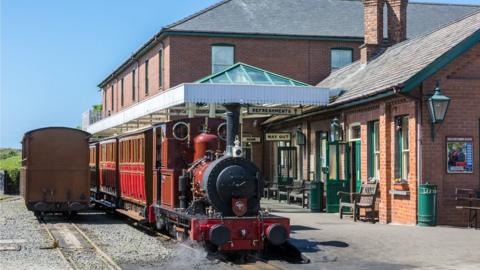 Tywyn's Talyllyn Railway opens doors to volunteers - BBC News
