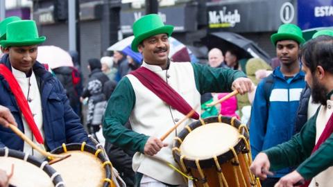 St Patrick's Day: Thousands gather for events in NI - BBC News