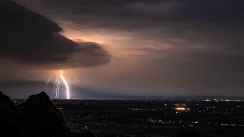 Lightning pictures: Spectacular storms light up England skies - BBC News