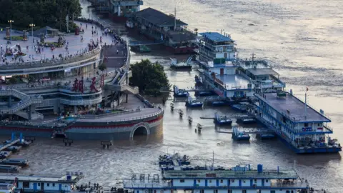 China record floods wet feet of Leshan Giant Buddha