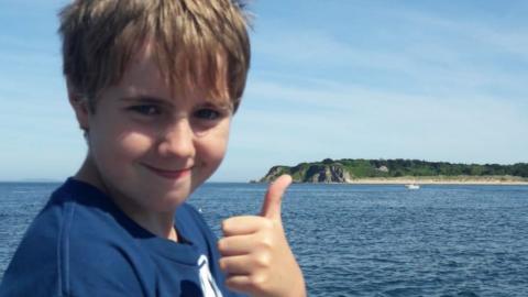 Autistic woman's 'acceptance' song gets huge response - BBC News