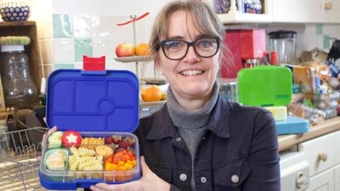 Five ways to save money on your packed lunch - BBC News