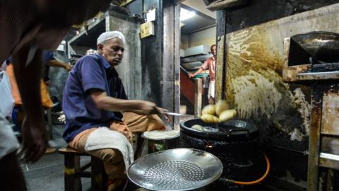 The restaurant that has a city eating out of its hands - BBC News