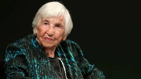 Esther Bejarano: Auschwitz orchestra member dies