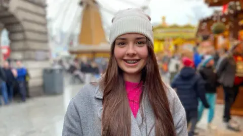 Ukrainian refugees visit Kyiv for 'emotional' family reunions