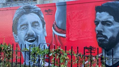 Liverpool footballers depicted in new Anfield murals - BBC News