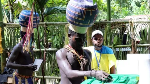 Jeremy MILLER / Bougainville Referendum Commission Upe men casting their votes