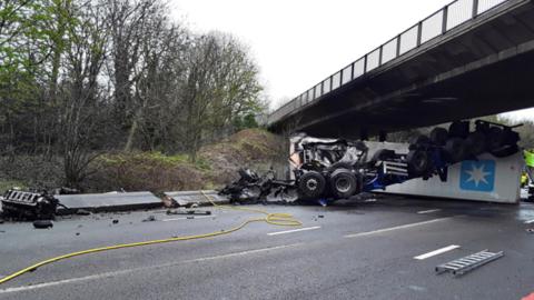 Hours of delays after lanes close due to M6 lorry crash - BBC News