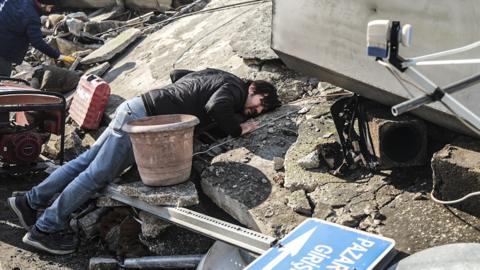 Turkey-Syria earthquake death toll passes 28,000 as rescue hopes dwindle - BBC News