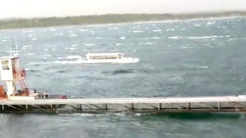 Missouri duck boat capsizes killing 17 people - BBC News