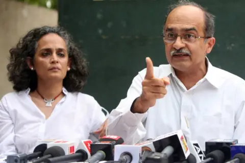 Prashant Bhushan: India lawyer fined one rupee for tweets