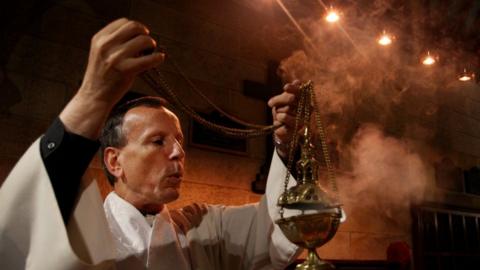 Coronavirus: World celebrates Easter despite lockdown - BBC News