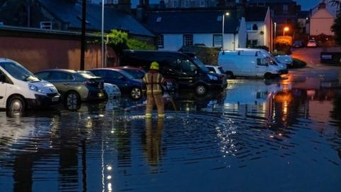 Flood vigilance urged as heavy rain continues across Scotland - BBC News