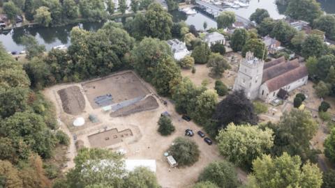 Forgotten River Thames trading hub unearthed after 1,000 years - BBC News