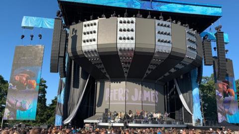 Pictures: Ed Sheeran plays first Ipswich homecoming gig - BBC News