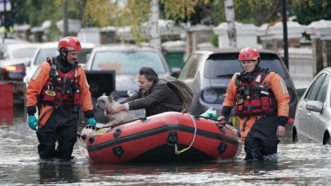 Homes flooded after north London water mains burst - BBC News