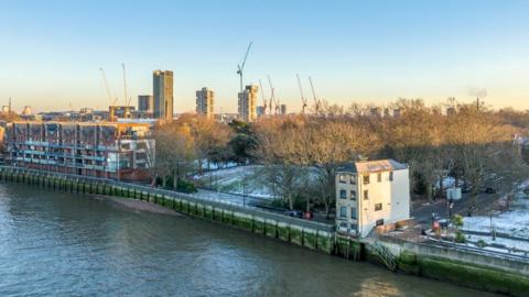 'Leaning tower of Rotherhithe' sells for £1.5m - BBC News