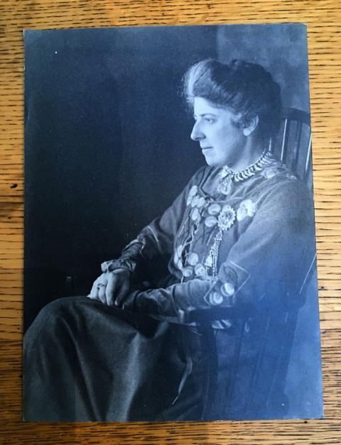 The women who love mummies - BBC News