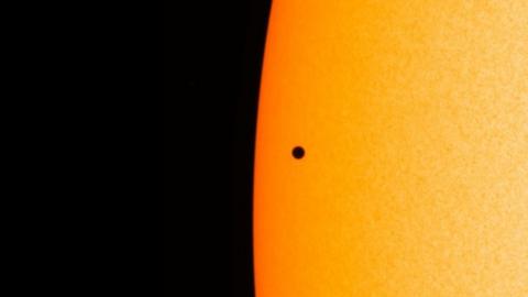 Planet Mercury passes across the face of the Sun - BBC News