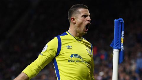 Jamie Vardy: Leicester fans wear masks to support banned striker - BBC ...