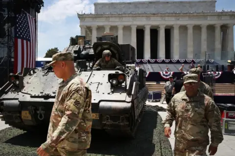 Trump's 4 July tanks prompt 'don't panic' warning