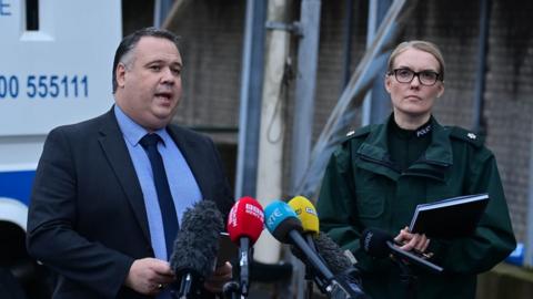 Omagh police shooting: Who is PSNI detective John Caldwell? - BBC News