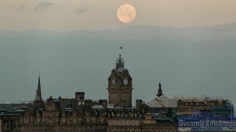 Scots go lunar for 'Supermoon' - BBC News