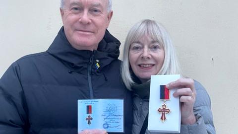 Ukraine awards medal to killed aid worker Chris Parry - BBC News